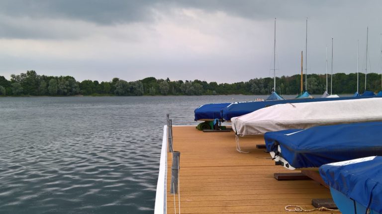 Letzte Arbeiten an unserer neuen Steganlage abgeschlossen. – Segelclubmonheim e.V.